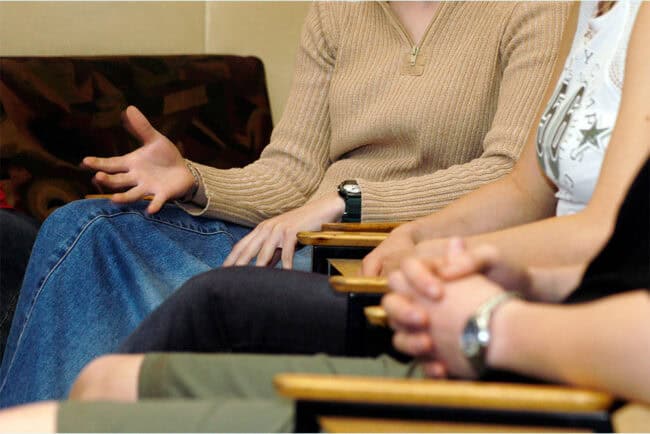 What is Nonverbal Communication? Types and Examples